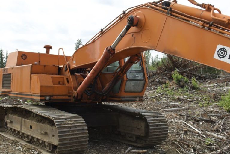 1986 Hitachi 400 Excavator UH-16 - Nelson Machinery & Equipment Ltd.