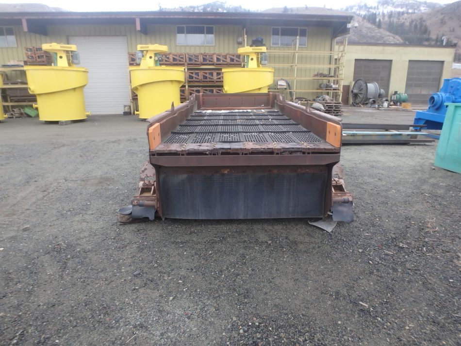 6' x 13'9" Deister Vibrating Screen - Nelson Machinery