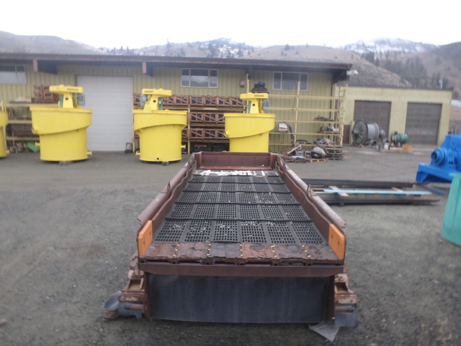 6' x 13'9" Deister Vibrating Screen - Nelson Machinery